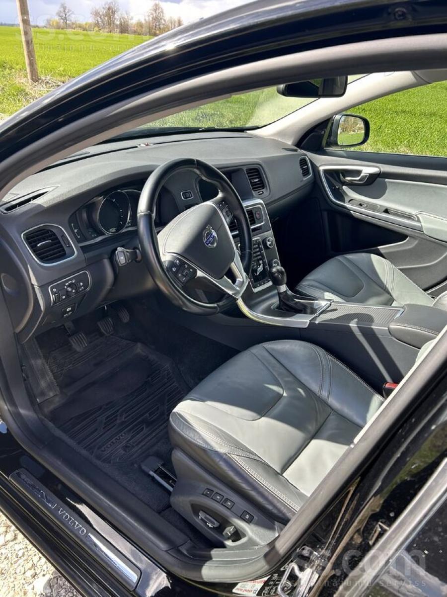 Black Volvo V60 2014 in Riga, with an engine capacity of 2.40 L and mileage of 180 thousand km for 8850 €, photo 11 on AUTOMOTO.COM.LV