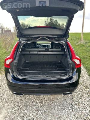 Black Volvo V60 2014 in Riga, with an engine capacity of 2.40 L and mileage of 180 thousand km for 8850 €, photo 12 on AUTOMOTO.COM.LV
