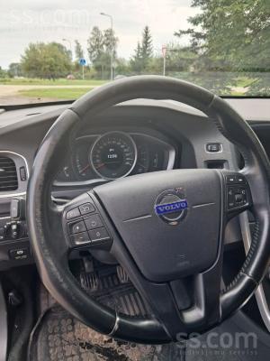 Black Volvo V60 2014 in Preili, with an engine capacity of 2.00 L and mileage of 335 thousand km for 7250 €, photo 11 on AUTOMOTO.COM.LV