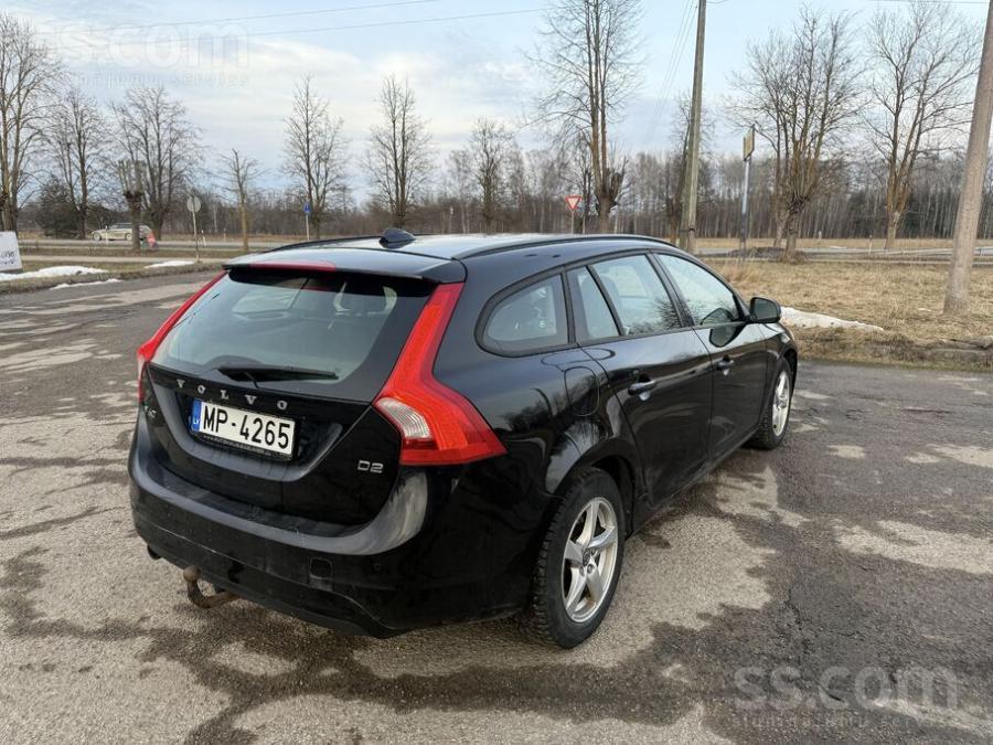 Melns Volvo V60 2014 Ogre, ar dzinēja tilpumu 1.60 L un nobraukumu 251 tūkst. km par 5999 €, foto 9 vietnē AUTOMOTO.COM.LV