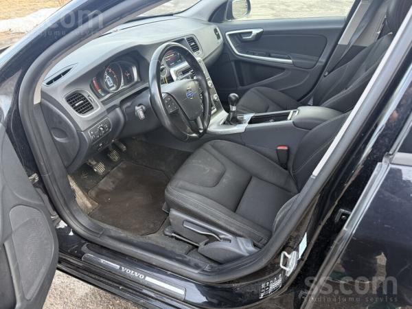 Melns Volvo V60 2014 Ogre, ar dzinēja tilpumu 1.60 L un nobraukumu 251 tūkst. km par 5999 €, foto 10 vietnē AUTOMOTO.COM.LV
