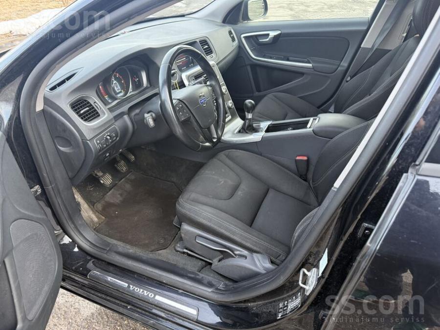 Melns Volvo V60 2014 Ogre, ar dzinēja tilpumu 1.60 L un nobraukumu 251 tūkst. km par 5999 €, foto 11 vietnē AUTOMOTO.COM.LV