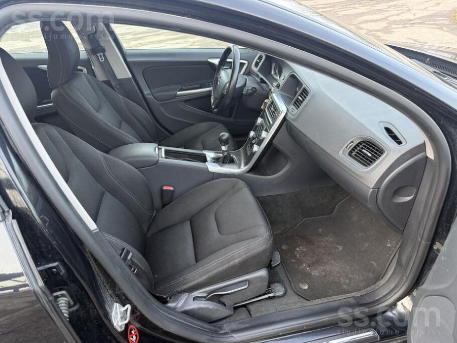 Melns Volvo V60 2014 Ogre, ar dzinēja tilpumu 1.60 L un nobraukumu 251 tūkst. km par 5999 €, foto 14 vietnē AUTOMOTO.COM.LV