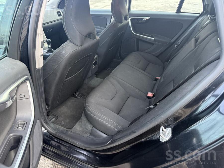 Melns Volvo V60 2014 Ogre, ar dzinēja tilpumu 1.60 L un nobraukumu 251 tūkst. km par 5999 €, foto 15 vietnē AUTOMOTO.COM.LV
