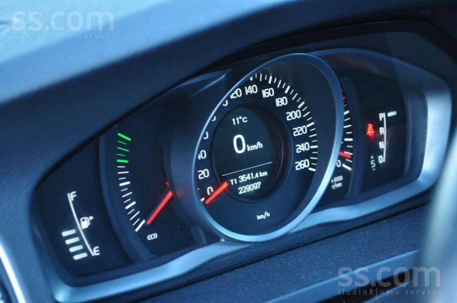 Melns Volvo V60 2014 Tukums, ar dzinēja tilpumu 2.00 L un nobraukumu 229 tūkst. km par 7400 €, foto 9 vietnē AUTOMOTO.COM.LV
