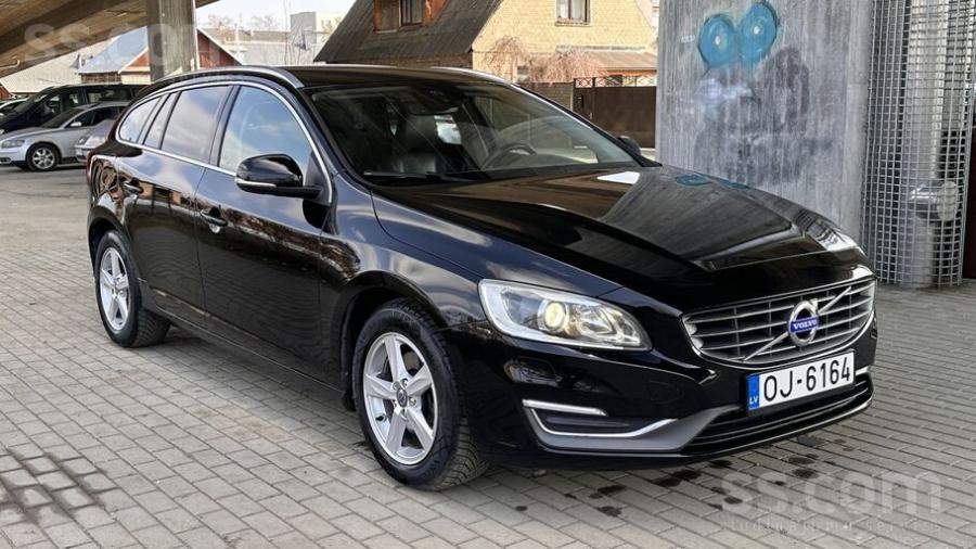 Melns Volvo V60 2014 Daugavpils, ar dzinēja tilpumu 2.00 L un nobraukumu 231 tūkst. km par 8950 €, foto 3 vietnē AUTOMOTO.COM.LV