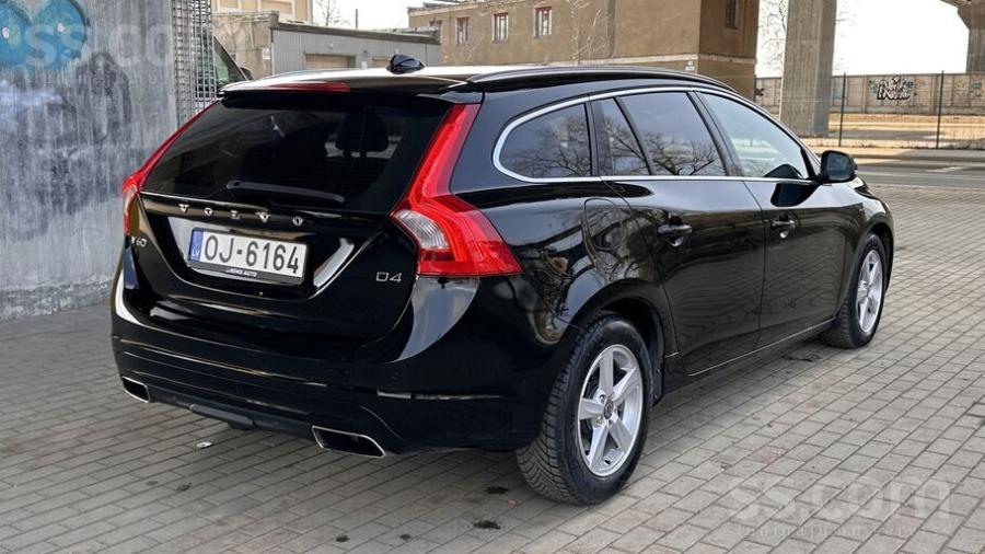 Melns Volvo V60 2014 Daugavpils, ar dzinēja tilpumu 2.00 L un nobraukumu 231 tūkst. km par 8950 €, foto 4 vietnē AUTOMOTO.COM.LV