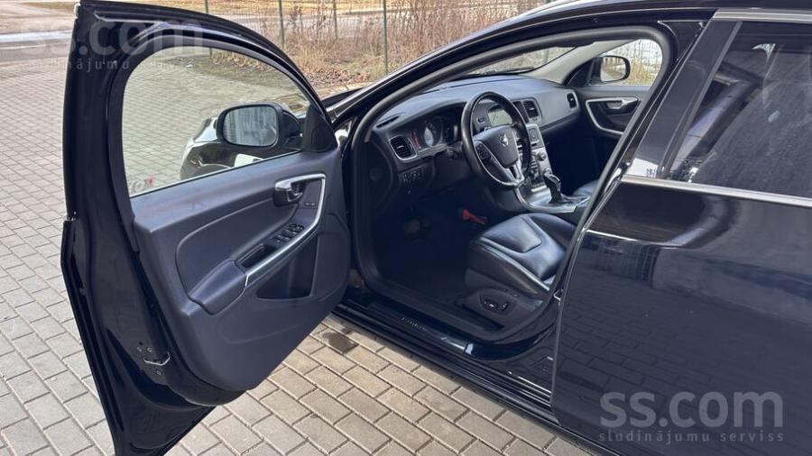 Melns Volvo V60 2014 Daugavpils, ar dzinēja tilpumu 2.00 L un nobraukumu 231 tūkst. km par 8950 €, foto 6 vietnē AUTOMOTO.COM.LV