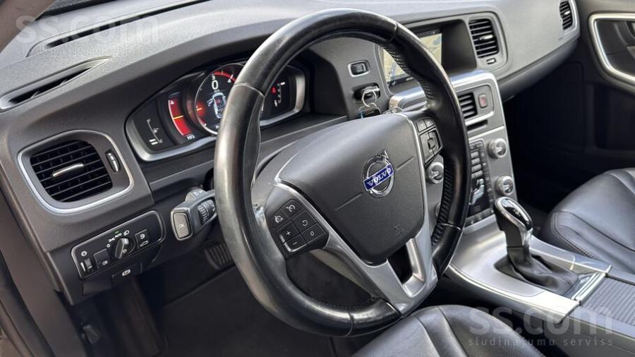 Melns Volvo V60 2014 Daugavpils, ar dzinēja tilpumu 2.00 L un nobraukumu 231 tūkst. km par 8950 €, foto 9 vietnē AUTOMOTO.COM.LV