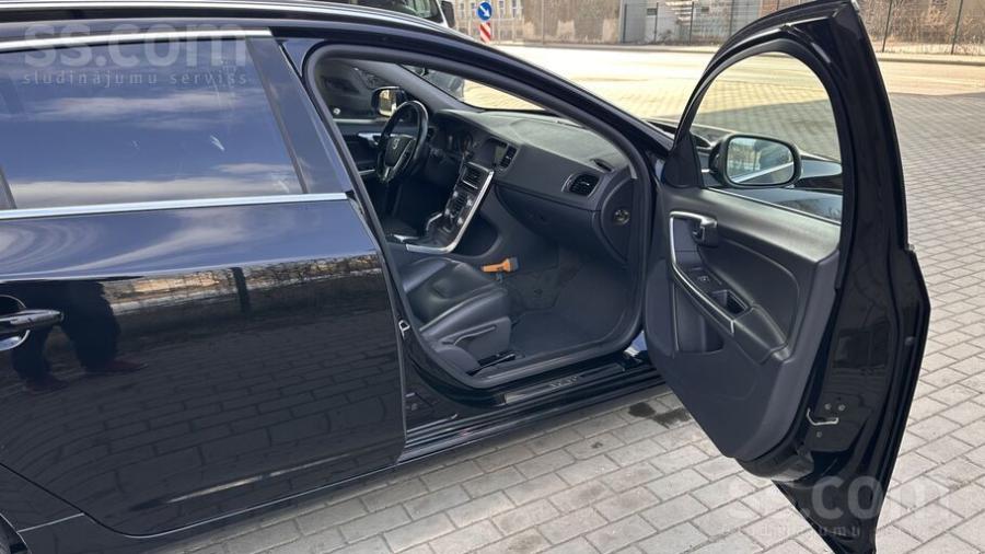 Melns Volvo V60 2014 Daugavpils, ar dzinēja tilpumu 2.00 L un nobraukumu 231 tūkst. km par 8950 €, foto 10 vietnē AUTOMOTO.COM.LV