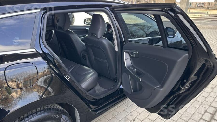 Melns Volvo V60 2014 Daugavpils, ar dzinēja tilpumu 2.00 L un nobraukumu 231 tūkst. km par 8950 €, foto 13 vietnē AUTOMOTO.COM.LV