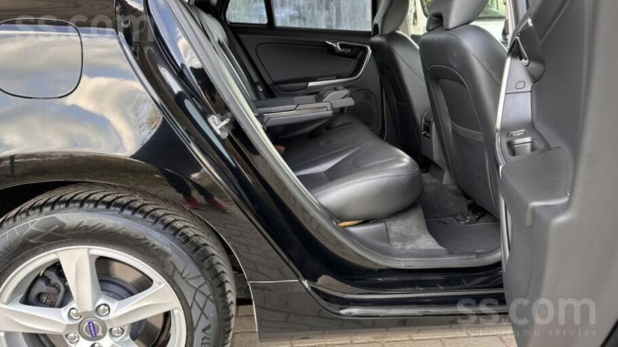 Melns Volvo V60 2014 Daugavpils, ar dzinēja tilpumu 2.00 L un nobraukumu 231 tūkst. km par 8950 €, foto 14 vietnē AUTOMOTO.COM.LV