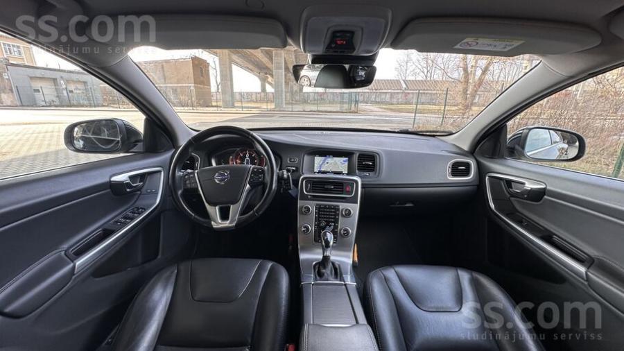 Melns Volvo V60 2014 Daugavpils, ar dzinēja tilpumu 2.00 L un nobraukumu 231 tūkst. km par 8950 €, foto 20 vietnē AUTOMOTO.COM.LV