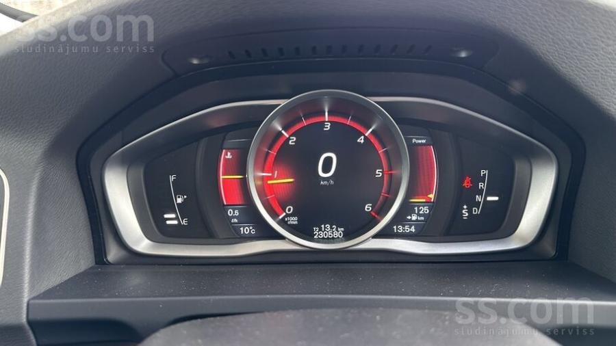 Melns Volvo V60 2014 Daugavpils, ar dzinēja tilpumu 2.00 L un nobraukumu 231 tūkst. km par 8950 €, foto 24 vietnē AUTOMOTO.COM.LV