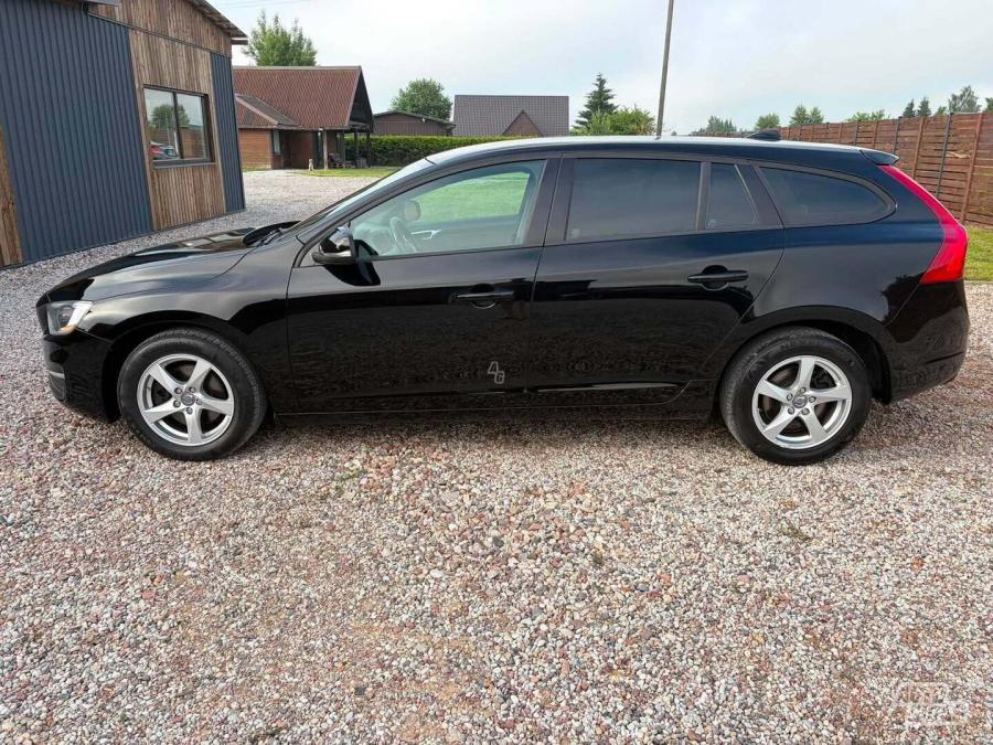 Black Volvo V60 2014 in Klaipeda, with an engine capacity of 2.00 L and mileage of 217 thousand km for 7200 €, photo 6 on AUTOMOTO.COM.LV