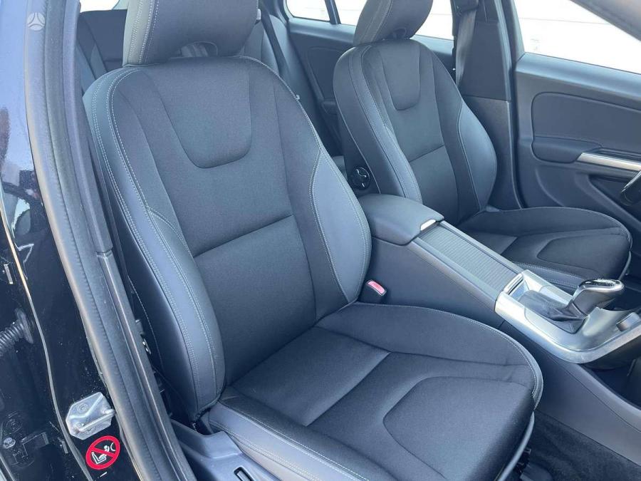 Melns Volvo V60 2014 Kauņa, ar dzinēja tilpumu 1.97 L un nobraukumu 247 tūkst. km par 6250 €, foto 28 vietnē AUTOMOTO.COM.LV