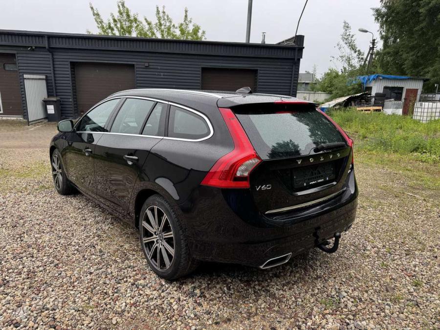 Black Volvo V60 2014 in Alytus, with an engine capacity of 2.40 L and mileage of 295 thousand km for 6500 €, photo 4 on AUTOMOTO.COM.LV