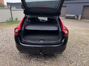 Black Volvo V60 2014 in Alytus, with an engine capacity of 2.40 L and mileage of 295 thousand km for 6500 €, photo 6 on AUTOMOTO.COM.LV