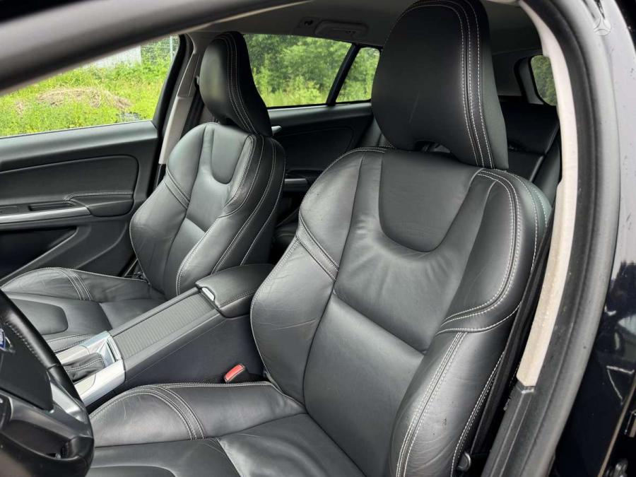 Black Volvo V60 2014 in Alytus, with an engine capacity of 2.40 L and mileage of 295 thousand km for 6500 €, photo 9 on AUTOMOTO.COM.LV
