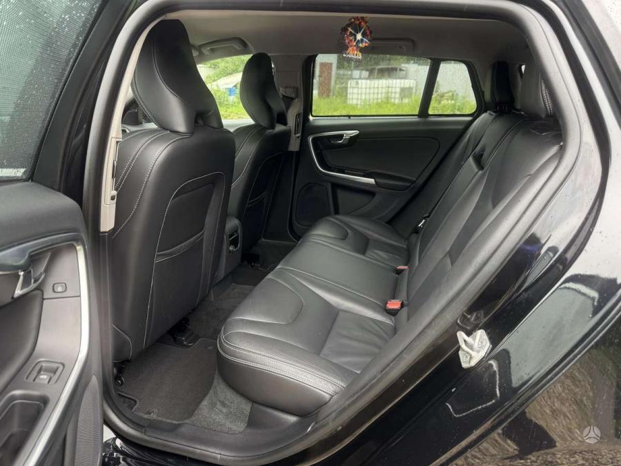 Black Volvo V60 2014 in Alytus, with an engine capacity of 2.40 L and mileage of 295 thousand km for 6500 €, photo 11 on AUTOMOTO.COM.LV