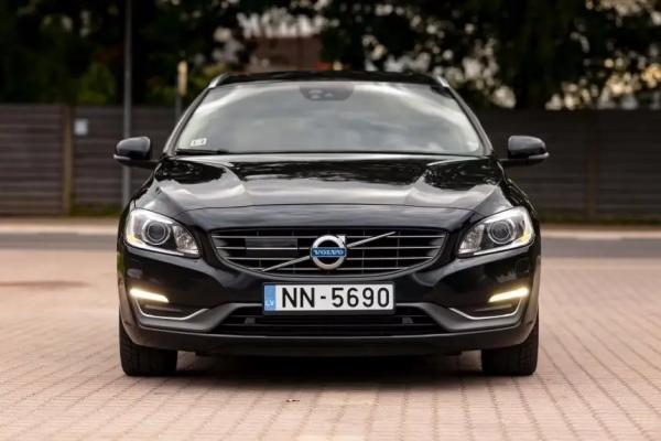 Melns Volvo V60 2014 Jelgava, ar dzinēja tilpumu 2.00 L un nobraukumu 261 tūkst. km par 11500 €, foto 3 vietnē AUTOMOTO.COM.LV