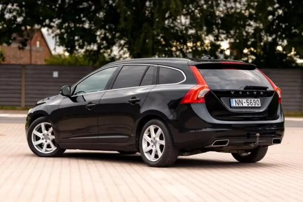 Melns Volvo V60 2014 Jelgava, ar dzinēja tilpumu 2.00 L un nobraukumu 261 tūkst. km par 11500 €, foto 4 vietnē AUTOMOTO.COM.LV
