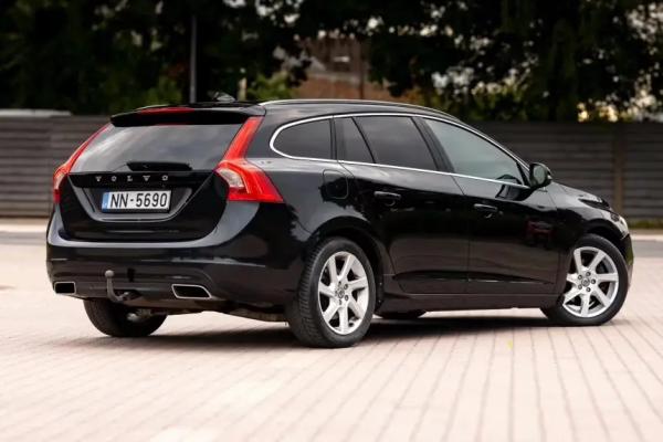 Melns Volvo V60 2014 Jelgava, ar dzinēja tilpumu 2.00 L un nobraukumu 261 tūkst. km par 11500 €, foto 6 vietnē AUTOMOTO.COM.LV