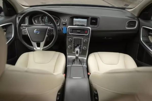 Melns Volvo V60 2014 Jelgava, ar dzinēja tilpumu 2.00 L un nobraukumu 261 tūkst. km par 11500 €, foto 8 vietnē AUTOMOTO.COM.LV