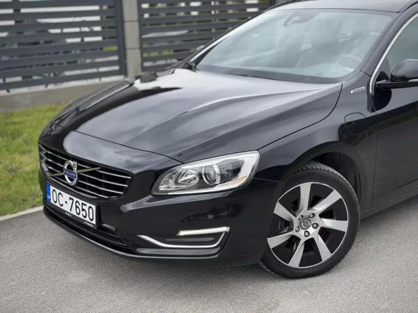 Melns Volvo V60 2014 Jelgava, ar dzinēja tilpumu 2.40 L un nobraukumu 271 tūkst. km par 8500 €, foto 2 vietnē AUTOMOTO.COM.LV