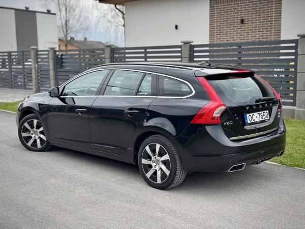 Melns Volvo V60 2014 Jelgava, ar dzinēja tilpumu 2.40 L un nobraukumu 271 tūkst. km par 8500 €, foto 3 vietnē AUTOMOTO.COM.LV