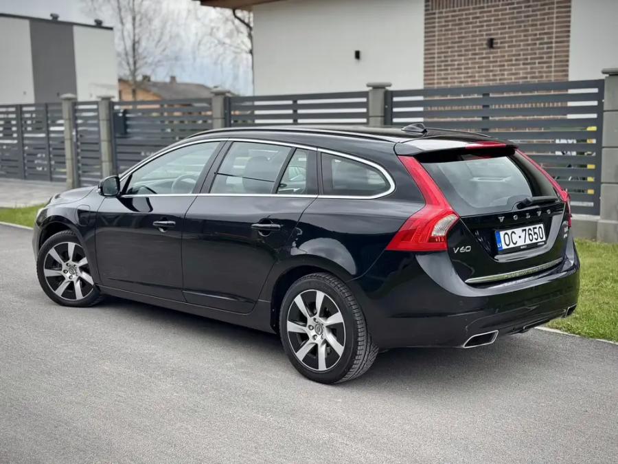 Melns Volvo V60 2014 Jelgava, ar dzinēja tilpumu 2.40 L un nobraukumu 271 tūkst. km par 8500 €, foto 4 vietnē AUTOMOTO.COM.LV