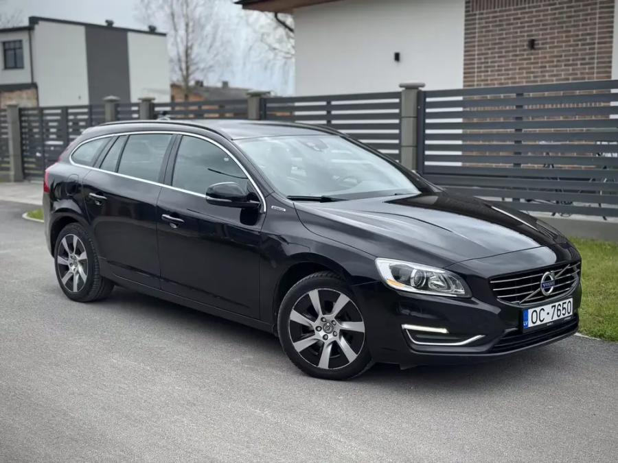 Melns Volvo V60 2014 Jelgava, ar dzinēja tilpumu 2.40 L un nobraukumu 271 tūkst. km par 8500 €, foto 5 vietnē AUTOMOTO.COM.LV