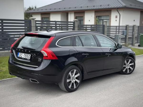 Melns Volvo V60 2014 Jelgava, ar dzinēja tilpumu 2.40 L un nobraukumu 271 tūkst. km par 8500 €, foto 5 vietnē AUTOMOTO.COM.LV