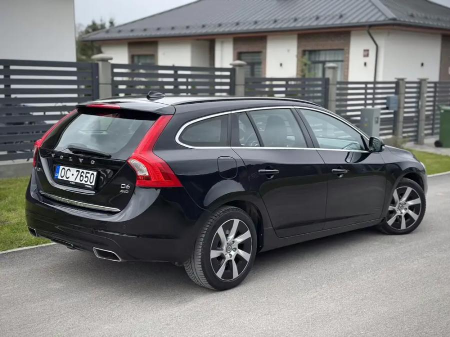 Melns Volvo V60 2014 Jelgava, ar dzinēja tilpumu 2.40 L un nobraukumu 271 tūkst. km par 8500 €, foto 6 vietnē AUTOMOTO.COM.LV