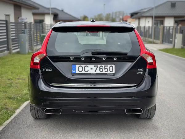 Melns Volvo V60 2014 Jelgava, ar dzinēja tilpumu 2.40 L un nobraukumu 271 tūkst. km par 8500 €, foto 7 vietnē AUTOMOTO.COM.LV