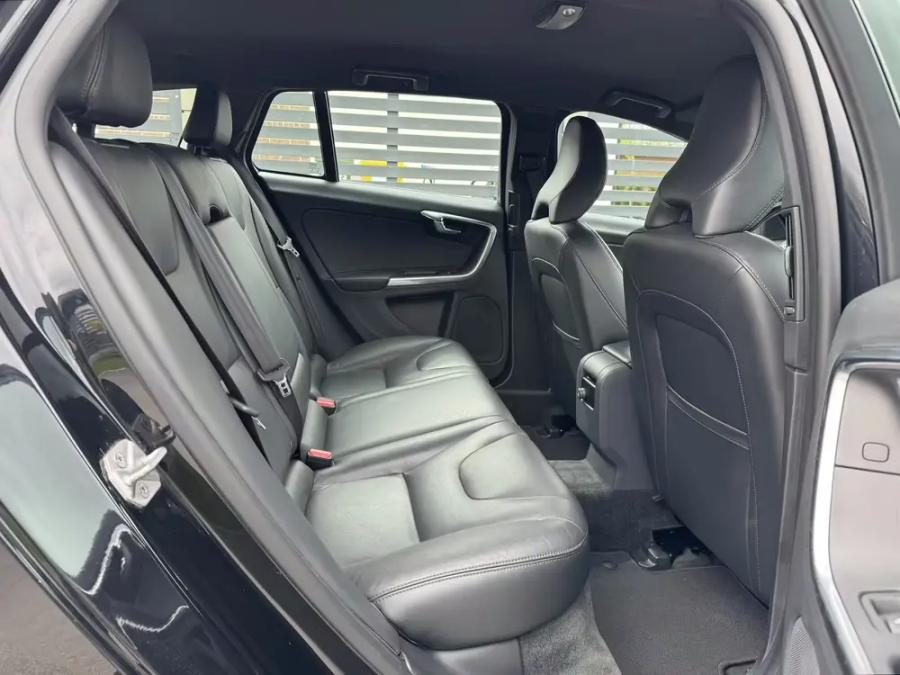 Melns Volvo V60 2014 Jelgava, ar dzinēja tilpumu 2.40 L un nobraukumu 271 tūkst. km par 8500 €, foto 10 vietnē AUTOMOTO.COM.LV