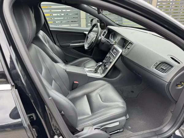 Melns Volvo V60 2014 Jelgava, ar dzinēja tilpumu 2.40 L un nobraukumu 271 tūkst. km par 8500 €, foto 10 vietnē AUTOMOTO.COM.LV