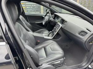 Melns Volvo V60 2014 Jelgava, ar dzinēja tilpumu 2.40 L un nobraukumu 271 tūkst. km par 8500 €, foto 11 vietnē AUTOMOTO.COM.LV