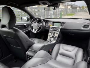 Melns Volvo V60 2014 Jelgava, ar dzinēja tilpumu 2.40 L un nobraukumu 271 tūkst. km par 8500 €, foto 13 vietnē AUTOMOTO.COM.LV