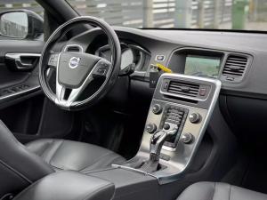 Melns Volvo V60 2014 Jelgava, ar dzinēja tilpumu 2.40 L un nobraukumu 271 tūkst. km par 8500 €, foto 14 vietnē AUTOMOTO.COM.LV