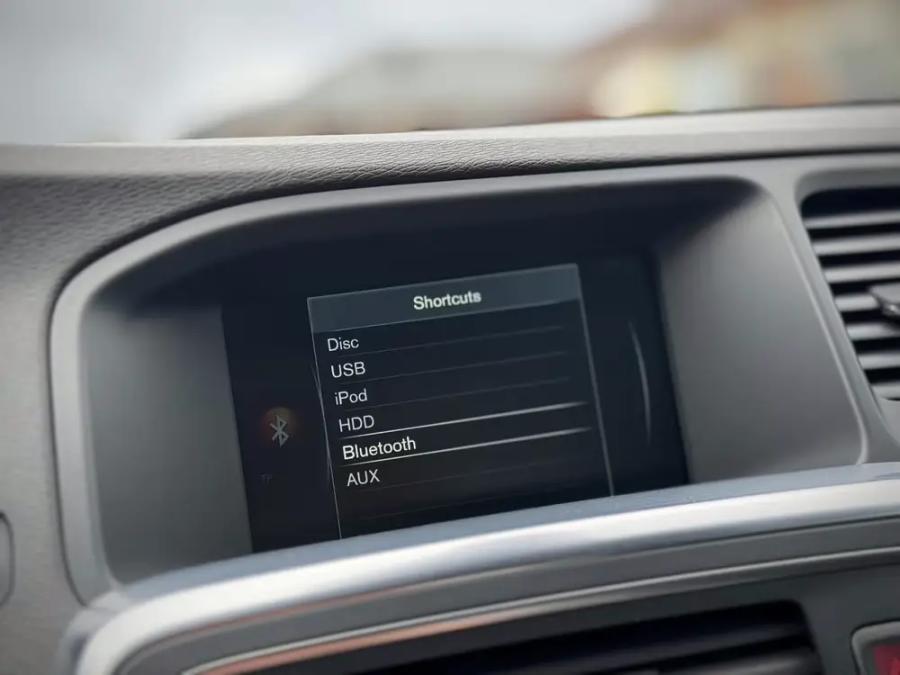 Melns Volvo V60 2014 Jelgava, ar dzinēja tilpumu 2.40 L un nobraukumu 271 tūkst. km par 8500 €, foto 16 vietnē AUTOMOTO.COM.LV