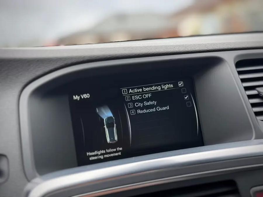 Melns Volvo V60 2014 Jelgava, ar dzinēja tilpumu 2.40 L un nobraukumu 271 tūkst. km par 8500 €, foto 17 vietnē AUTOMOTO.COM.LV