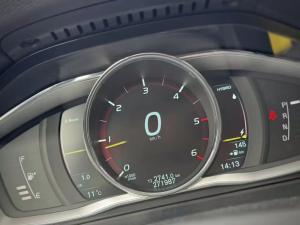 Melns Volvo V60 2014 Jelgava, ar dzinēja tilpumu 2.40 L un nobraukumu 271 tūkst. km par 8500 €, foto 18 vietnē AUTOMOTO.COM.LV