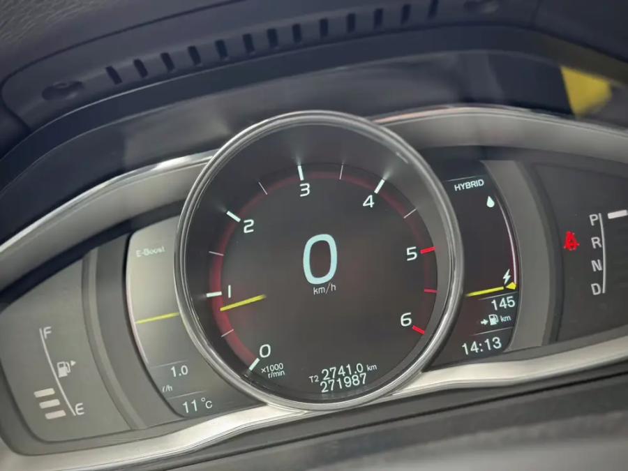 Melns Volvo V60 2014 Jelgava, ar dzinēja tilpumu 2.40 L un nobraukumu 271 tūkst. km par 8500 €, foto 18 vietnē AUTOMOTO.COM.LV