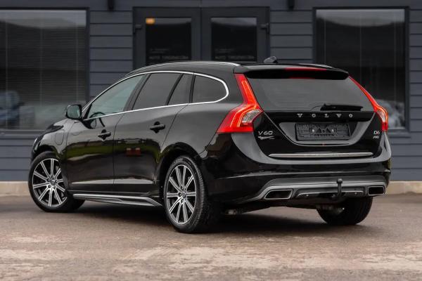 Melns Volvo V60 2014 Jelgava, ar dzinēja tilpumu 2.40 L un nobraukumu 210 tūkst. km par 10650 €, foto 2 vietnē AUTOMOTO.COM.LV