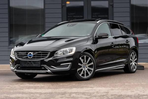 Melns Volvo V60 2014 Jelgava, ar dzinēja tilpumu 2.40 L un nobraukumu 210 tūkst. km par 10650 €, foto 3 vietnē AUTOMOTO.COM.LV