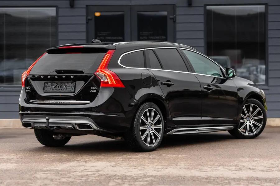 Melns Volvo V60 2014 Jelgava, ar dzinēja tilpumu 2.40 L un nobraukumu 210 tūkst. km par 10650 €, foto 5 vietnē AUTOMOTO.COM.LV