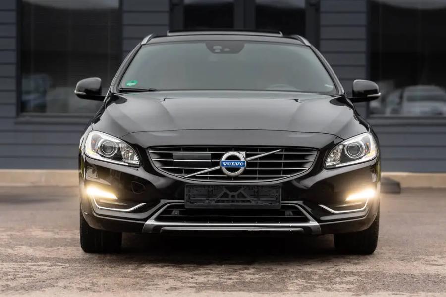 Melns Volvo V60 2014 Jelgava, ar dzinēja tilpumu 2.40 L un nobraukumu 210 tūkst. km par 10650 €, foto 6 vietnē AUTOMOTO.COM.LV