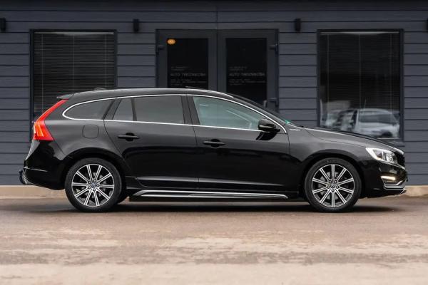 Melns Volvo V60 2014 Jelgava, ar dzinēja tilpumu 2.40 L un nobraukumu 210 tūkst. km par 10650 €, foto 6 vietnē AUTOMOTO.COM.LV