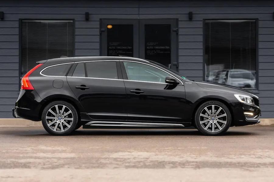 Melns Volvo V60 2014 Jelgava, ar dzinēja tilpumu 2.40 L un nobraukumu 210 tūkst. km par 10650 €, foto 7 vietnē AUTOMOTO.COM.LV